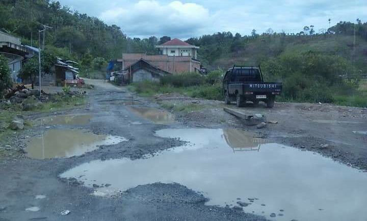Jalan Sungai Hangat Hingga Selampaung Rusak Bertahun-Tahun Tidak di Perbaiki